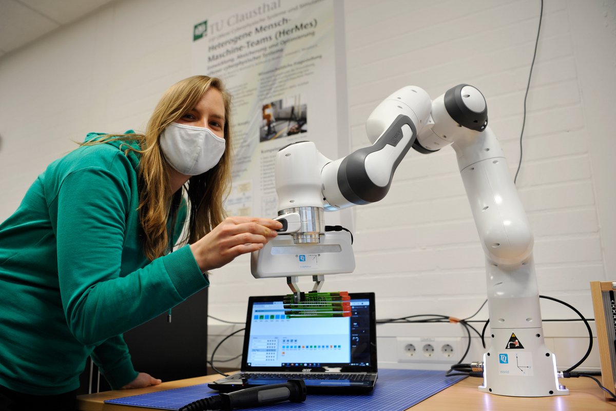 Cobot CoRA ist das jüngste Teammitglied im TU-Leitprojekt HerMes